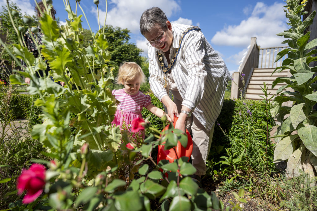 OCC Chair commemorates Earth Trust relationship with Wittenham Rose ...
