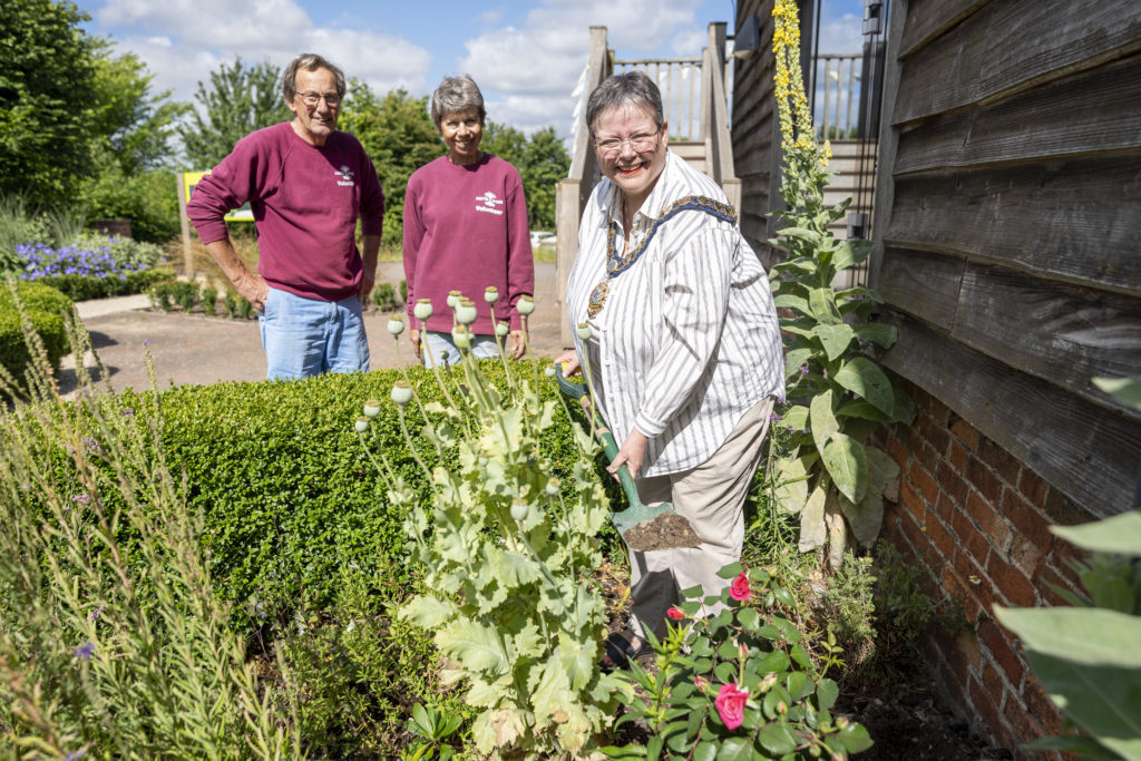 OCC Chair commemorates Earth Trust relationship with Wittenham Rose ...